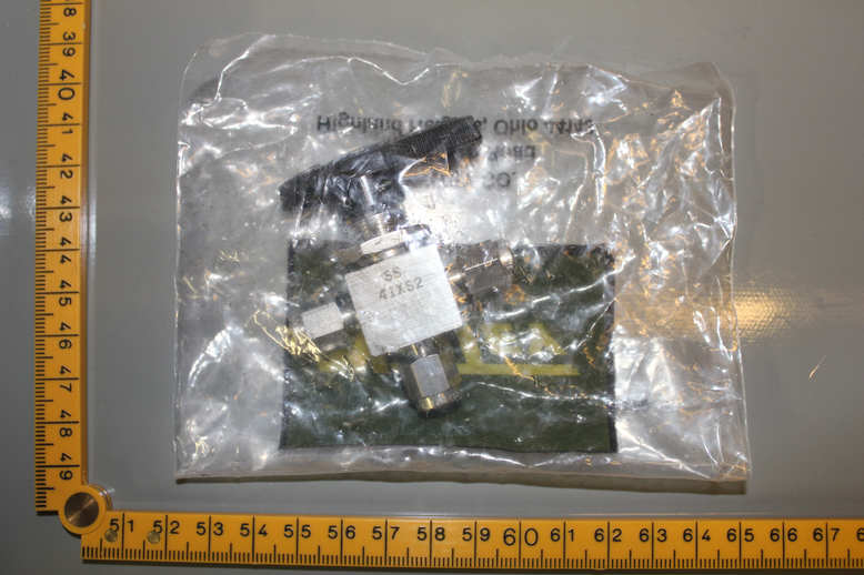 1-PIECE 40 SERIES 3-WAY BALL VALVE, 0.15 Cv, 1/8 in. TUBE FITTING- SOS ...